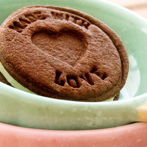 Homemade Oreo Style Chocolate Cookies with Vanilla Buttercream Filling ...