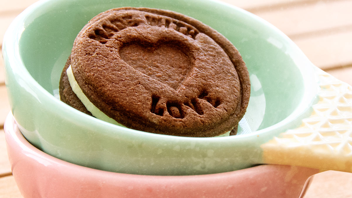 Homemade Oreo Style Chocolate Cookies with Vanilla Buttercream Filling ...